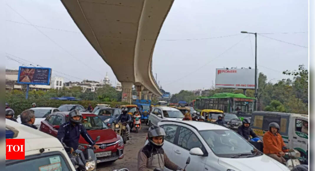 Heavy traffic chokes routes to central Delhi due to VIP movement ...