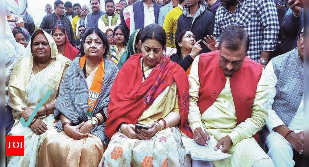Amethi: Sp Mla Maharaji Prajapatiattends Irani’s ‘khichdi Bhoj ...