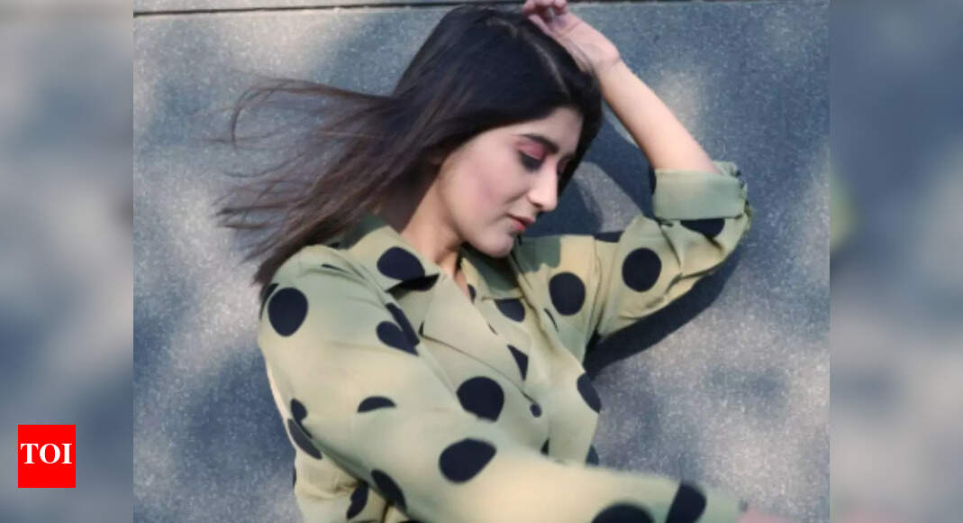 Deeksha Joshi promotes 'Lakiro'in style | Gujarati Movie News - Times ...