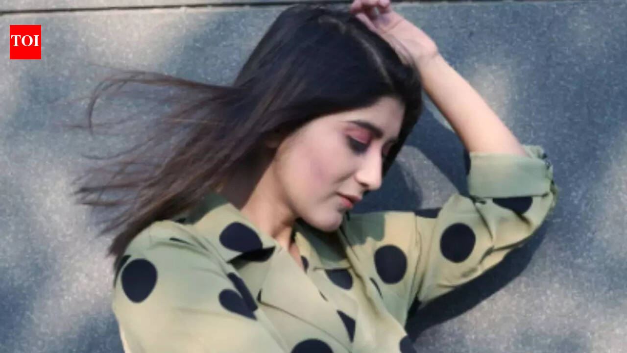 Deeksha Joshi promotes 'Lakiro'in style | Gujarati Movie News - The ...