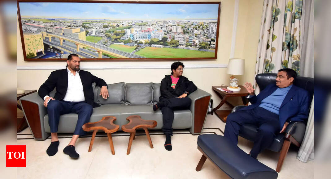 Bollywood singer Ankit Tiwari meets Nitin Gadkari, requests him to look ...
