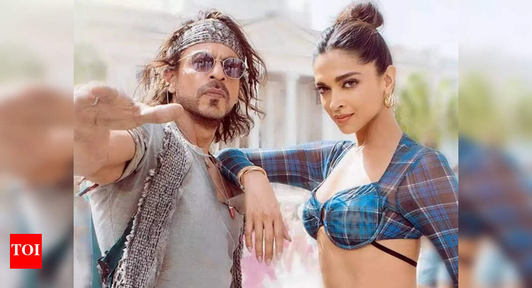 Shah Rukh Khan croons 'Aankhon Mein Teri' for 'Pathaan' co-star Deepika Padukone | Hindi Movie ...
