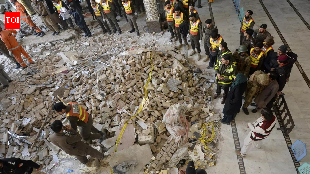 Pakistan bomb blast: Toll rises to 100, severed head of suspected ...
