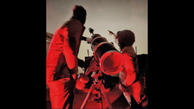 Skygazers thrilled to catch glimpse of rare Green comet in Lucknow ...