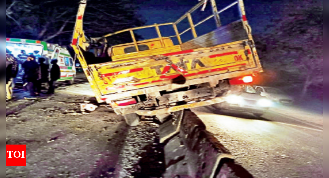Van crashes into median, two labourers die on spot in Telangana ...