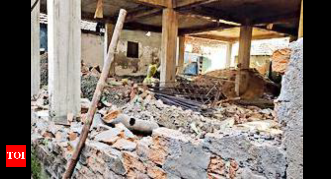 2 injured in Tangra wall collapse in Kolkata | Kolkata News - Times of ...