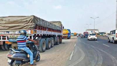 Unauthorised Parking Impedes Traffic On 200-ft Radial Road | Chennai ...