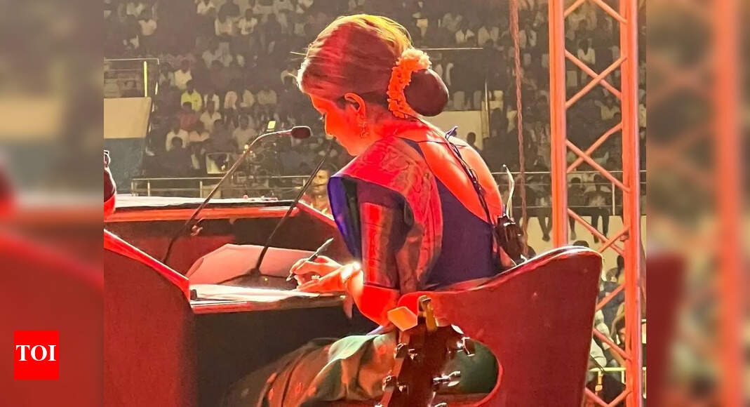 Dhivya Dharshini requests showrunners to provide seating arrangements ...