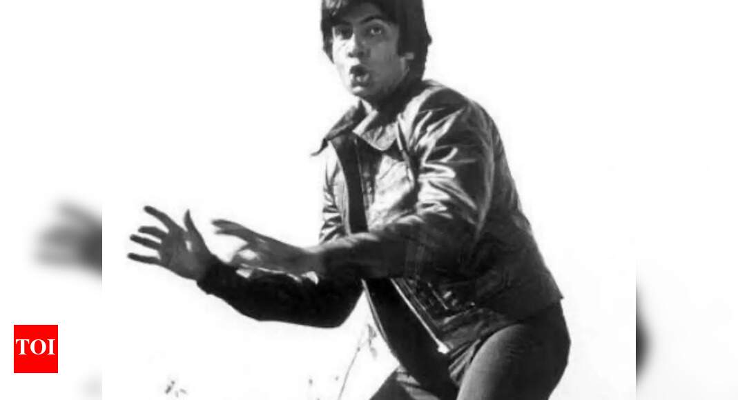 Amitabh Bachchan shares a funny story as he celebrates 43 years of 'Do ...