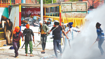 Morcha Protesters Clash With Cops At Mohali-chd Border | Chandigarh ...