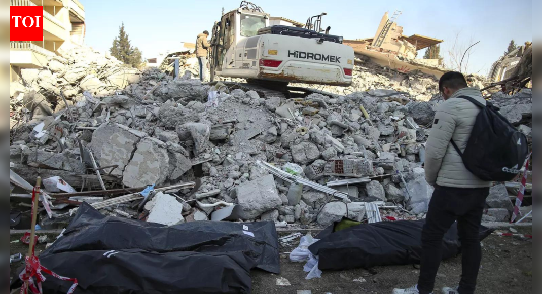 elbistan: On cam: Rescue teams pull old woman out of rubble in in ...