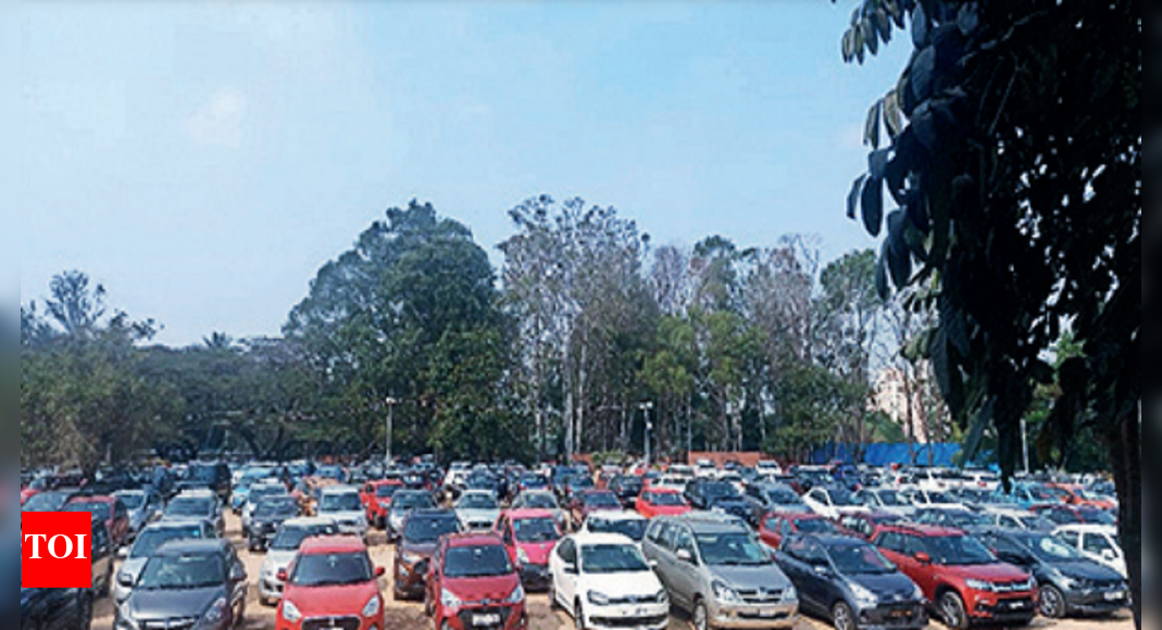 Byappanahalli: Metro commuters at Bengaluru's Byappanahalli station ...