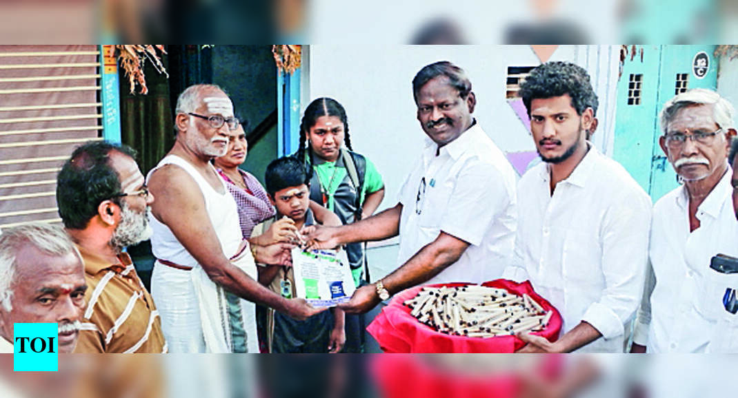 Dmk: Salem Dmk Councillor Gifts Ink Pens To Encourage Eco-friendly ...