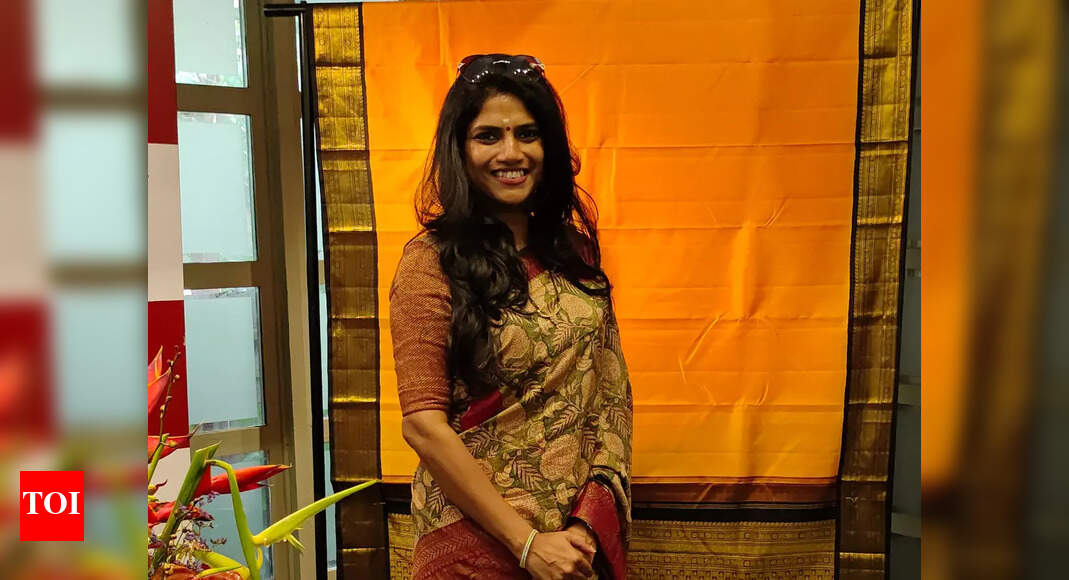 Vinothini looked pretty at the first exhibition of Avishya at The Folly ...
