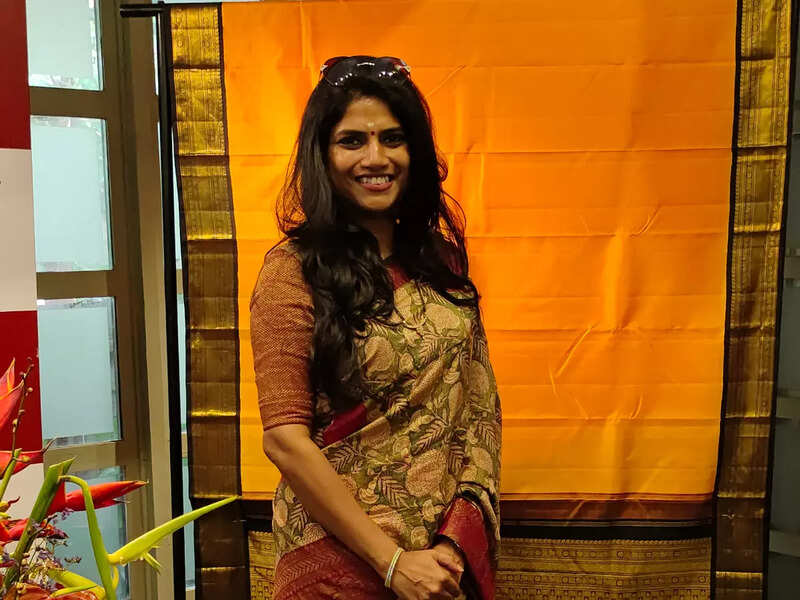 Vinothini looked pretty at the first exhibition of Avishya at The Folly ...