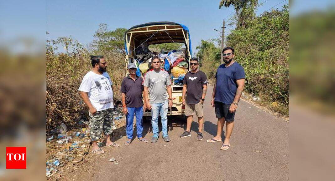Cumbharjua locals stop truck dumping waste along road | Goa News ...