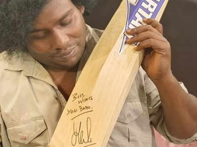 MS Dhoni gifts signed cricket bat to Yogi Babu | Tamil Movie News ...