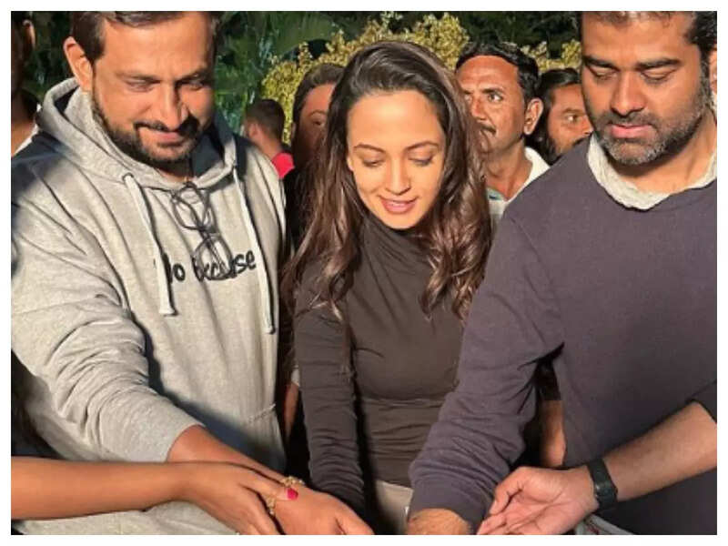 Ketaki Mategaonkar cuts a cake with Prasad Oak as she wraps up the ...