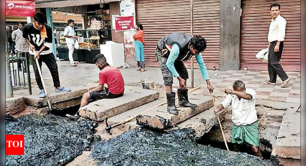 De-siltation labourers not given gears, Guwahati Municipal Corporation ...