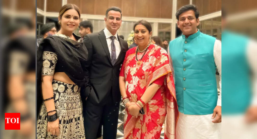It's a mini 'Kyunki Saas Bhi Kabhi Bahu Thi' reunion at wedding reception of Smriti Irani's ...