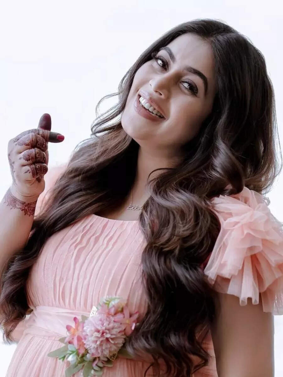 Mom-to-be Poorna aka Shamna Khasim shines in this new maternity ...