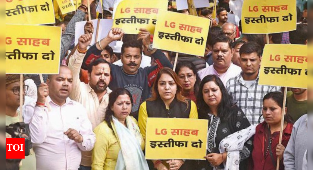 AAP members hold protest at Delhi LG VK Saxena's house for resignation ...