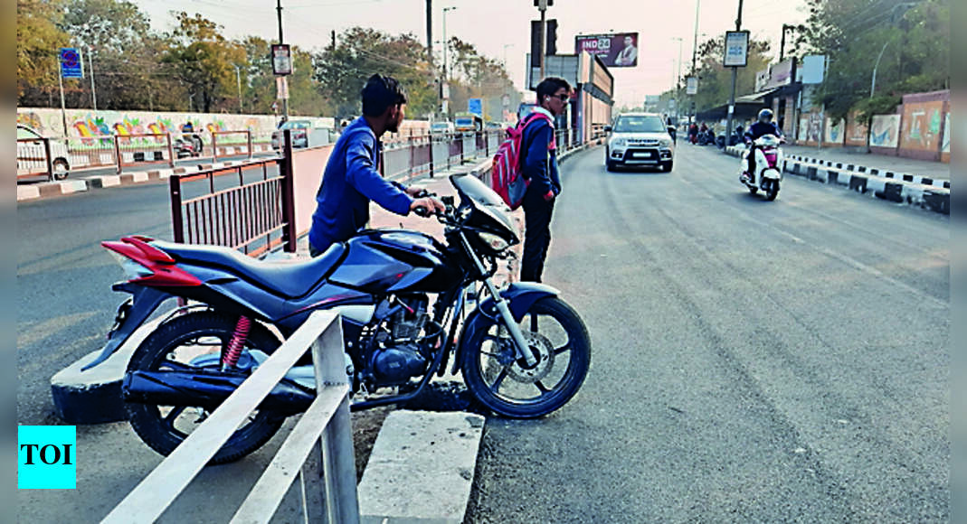 Shortcuts On Road Dividers Causing Traffic Chaos In City | Bhopal News ...