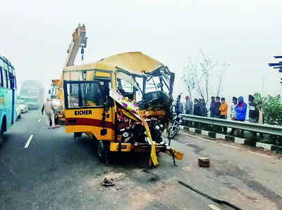 2 Killed, 12 Injured As Mini Bus Rams Into Parked Truck | Ludhiana News - Times of India