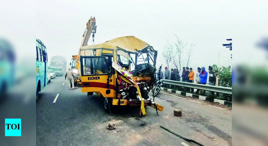 2 Killed, 12 Injured As Mini Bus Rams Into Parked Truck | Ludhiana News ... 2 Killed, 12 Injured As Mini Bus Rams Into Parked Truck | Ludhiana News ...