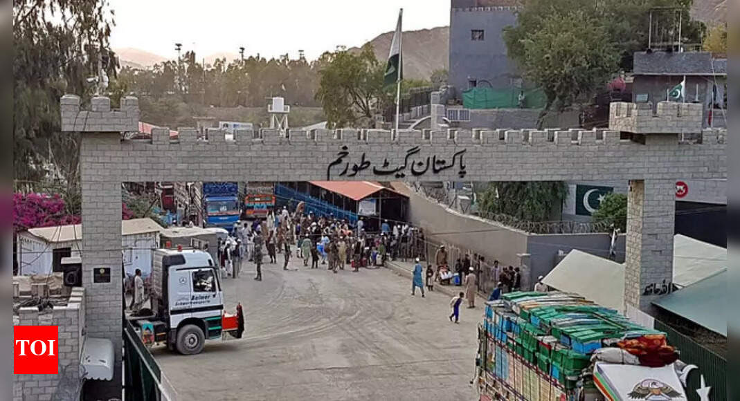 Main Afghan-Pakistan border crossing closed, residents report gunfire - Times of India