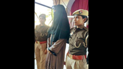 Abbas: Woman warder & 5 others helped wife meet Abbas Ansari in ...