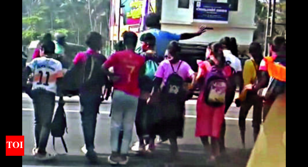 Ksrtc: This KSRTC conductor's kind act earns him laurels ...