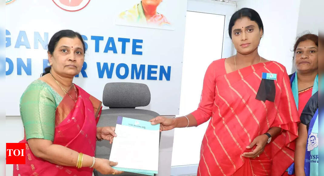 Telangana: YSRTP chief YS Sharmila lodges complaint against BRS leaders | Hyderabad News - The ...