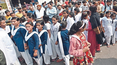 Govt School Students Protest Against Teacher Crunch | Patna News ...