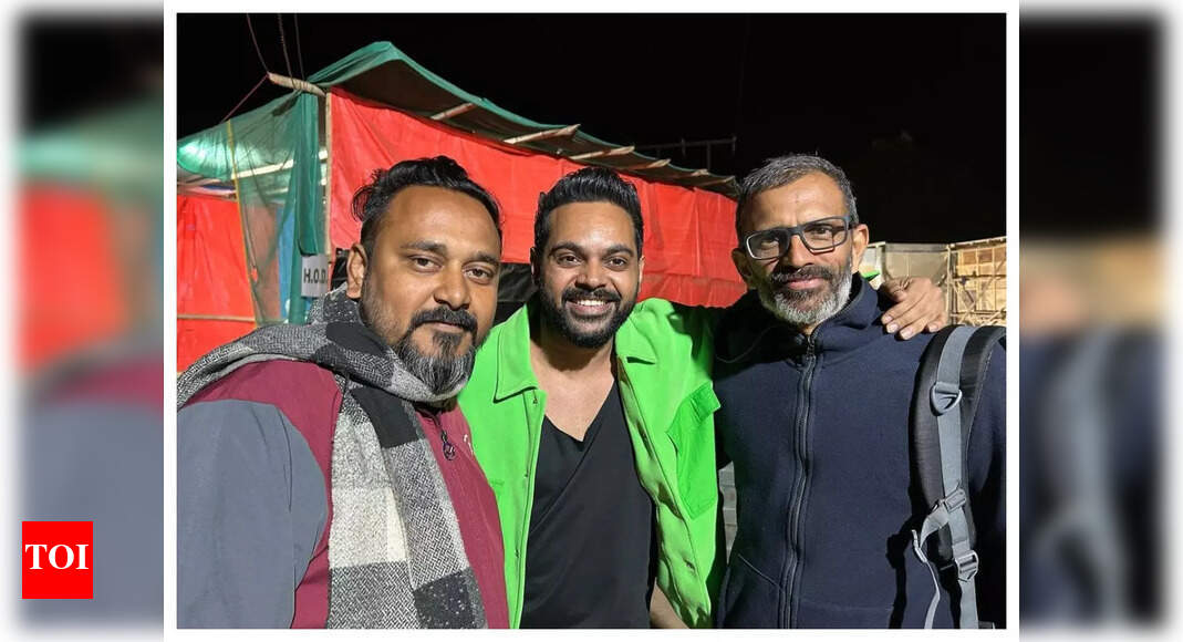 Director Vijaygiri Bava shares a pic with Bollywood dance choreographer ...