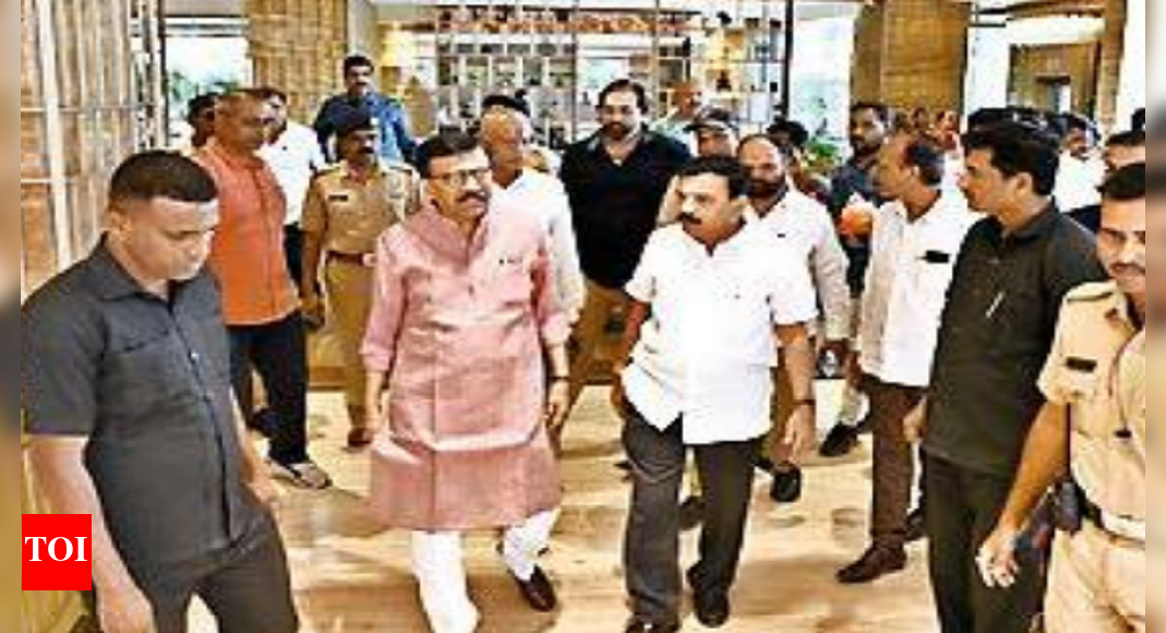 Raut: Thane Police Meet Raut On Letter To Fadnavis | Nashik News ...