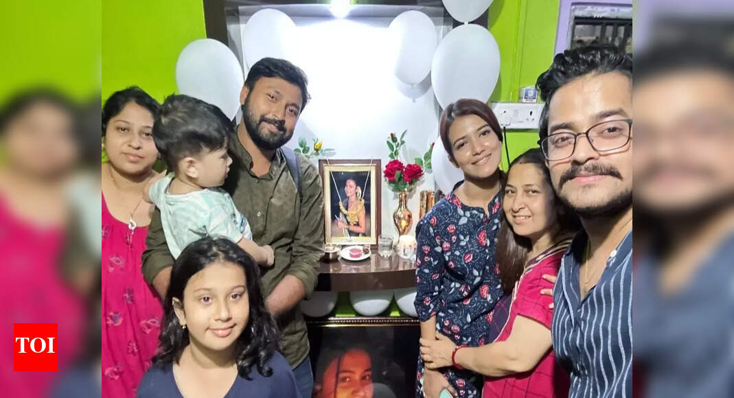 Friends Ayendri Roy, Sayak Chakraborty, Ananda S Choudhuri celebrate ...