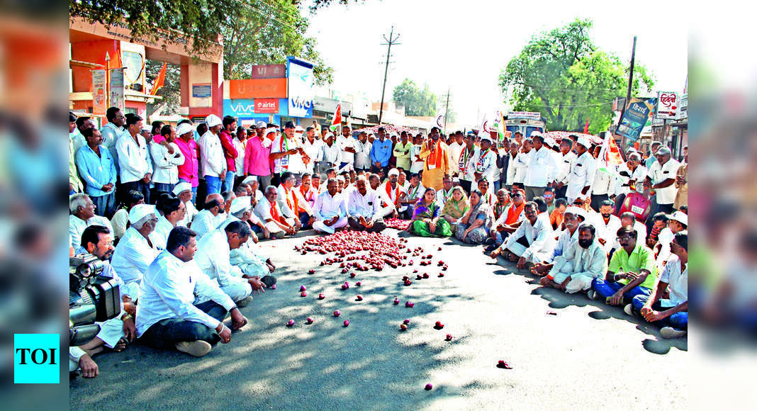 Onion Farmers Stage Stir At Satana Over Fall In Prices | Nashik News ...