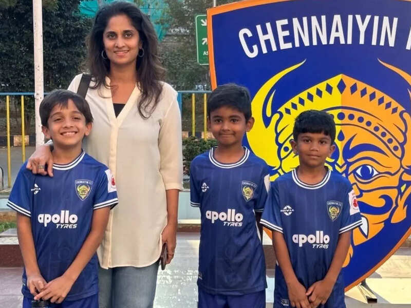 Shalini Ajith and her son Aadvik spotted with Abhishek Bachchan in a ...