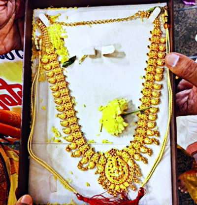 Esra Birgen: Princess Esra Gifts Necklace To Yadadri Temple | Hyderabad ...