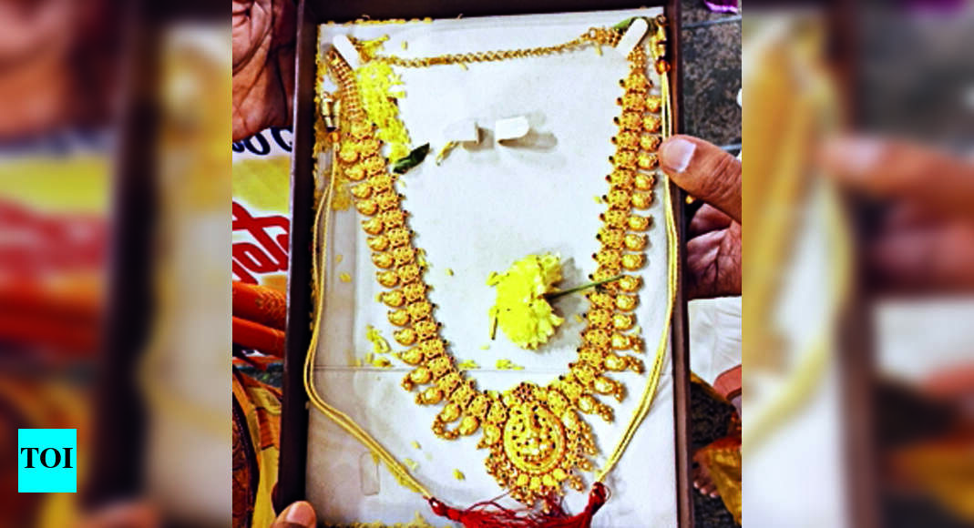 Princess Esra Gifts Necklace To Yadadri Temple | Hyderabad News - Times ...