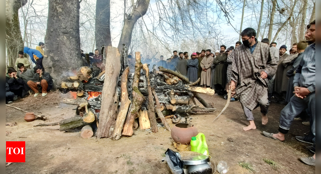 Pandits: Jammu & Kashmir: Muslims help with Kashmiri pandit Sanjay Kumar Sharma’s funeral ...