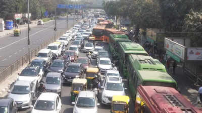 Delhi Traffic News: Several places in Delhi crowded with traffic ...