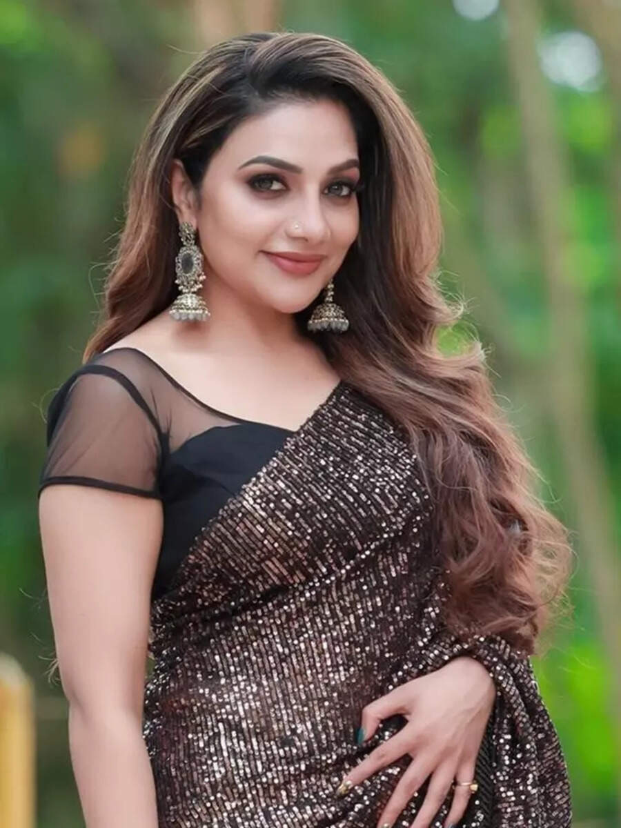 Stunning looks of Rimi Tomy in saree | Times of India