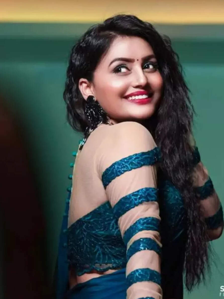 Sonali Patil wows fans in a blue saree; see pics | Times of India