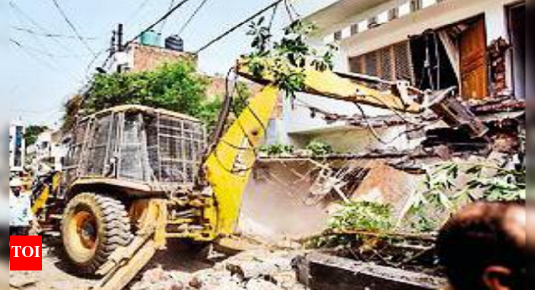 Atiq: Atiq Ahmed's close aide's house razed in Prayagraj; firearms ...