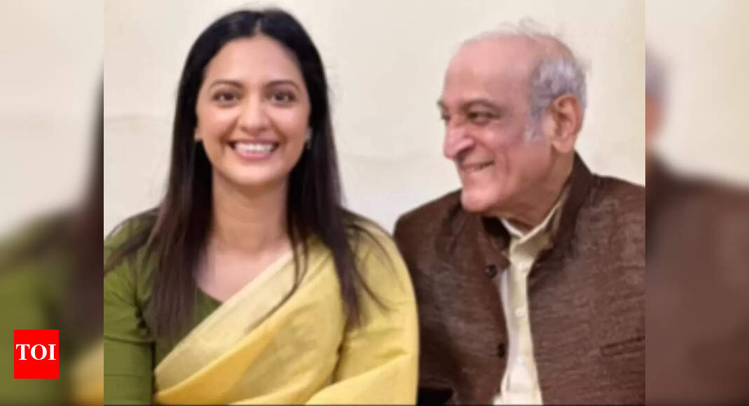 Tejashri Pradhan meets veteran actor Dr. Mohan Agashe after 12 years ...