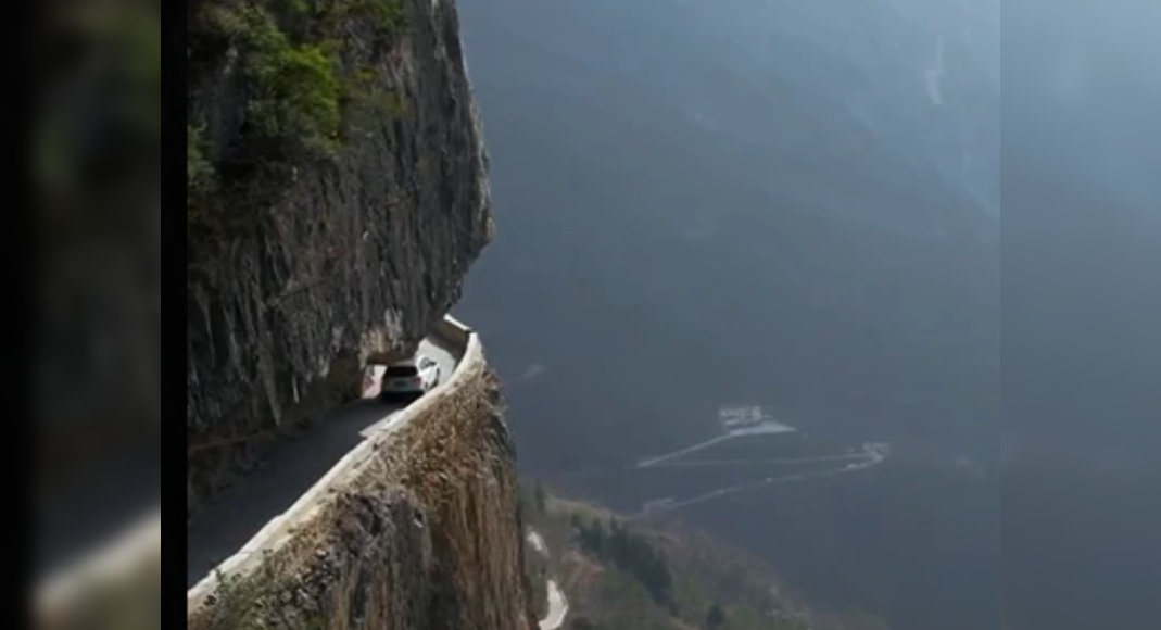 China’s treacherous Lanying Cliff Road carved entirely out of the ...