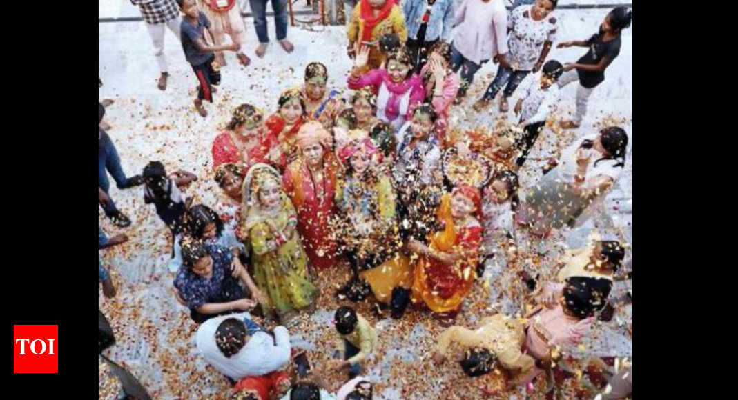 Holi: Lucknow in joy-phool mood ahead of Holi | Lucknow News - Times of ...