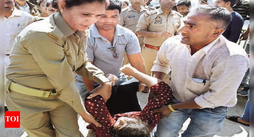 Brave auto driver dives into Gomti river, stops teen girl from ending ...